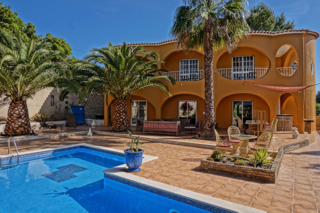 Magnificent six bedroom villa in Torre - Algarve Long Lets